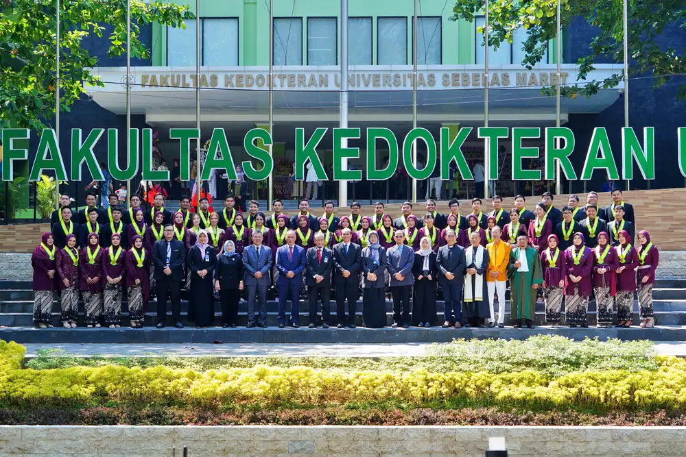 Fakultas Kedokteran UNS | FK UNS Melantik dan Mengambil Sumpah 60 Dokter Baru