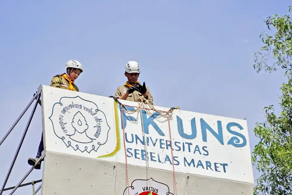 Fakultas Kedokteran UNS | Wall Climbing FK UNS sebagai Fasilitas Penunjang Penyaluran Minat ...