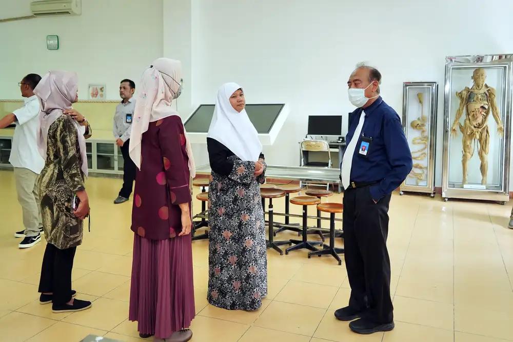 Fakultas Kedokteran UNS | Hari Pertama Masuk Kerja, Pimpinan FK UNS Kunjungi Unit-Unit di ...